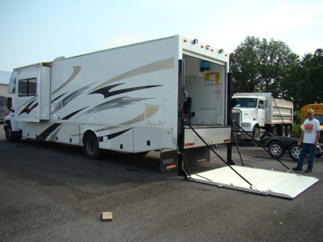 Salvage RV Parts 2007 FOUR WINDS FUN MOVER 34C 36FT 2-SLIDE TOY HAULER ...